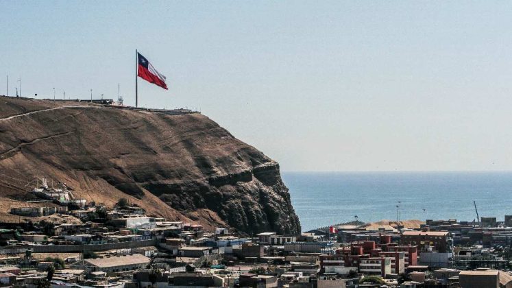 Mujer fallece tras precipitarse desde la cima del Morro de Arica