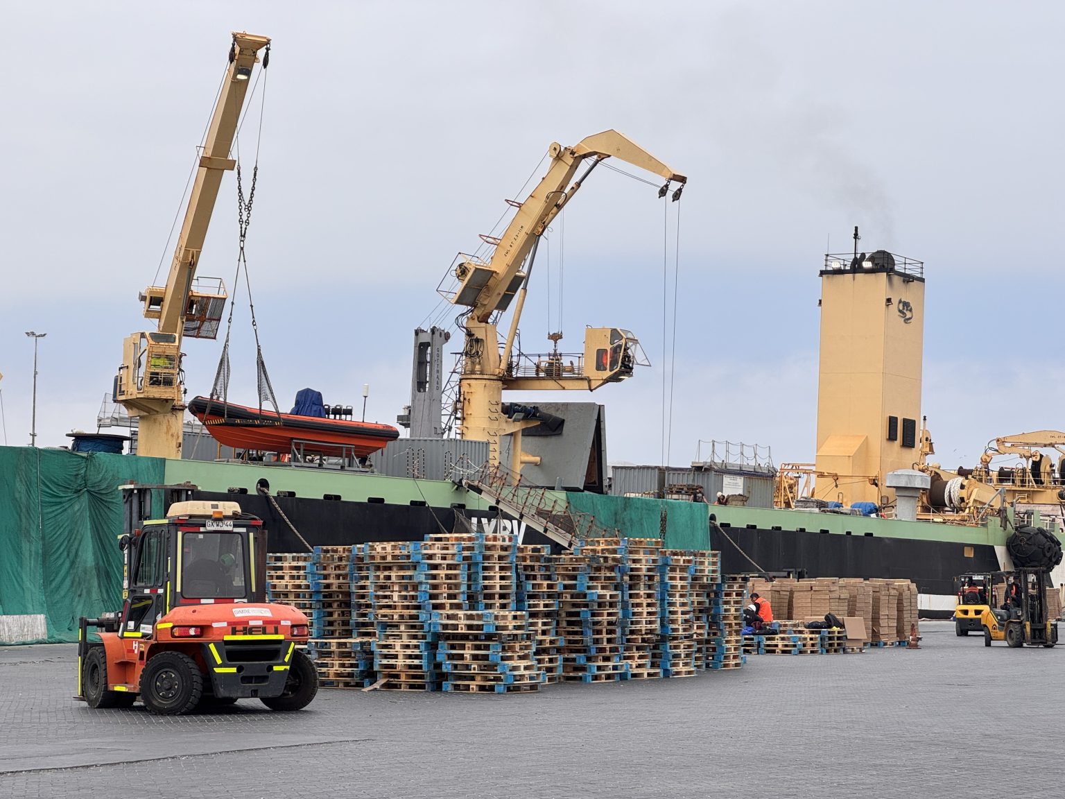 Puerto de Iquique recibe al Margiris, el segundo buque pesquero más ...